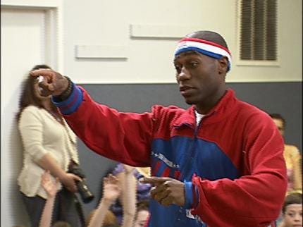 Harlem Globetrotter Visits Tulsa's Riverfield Country Day School