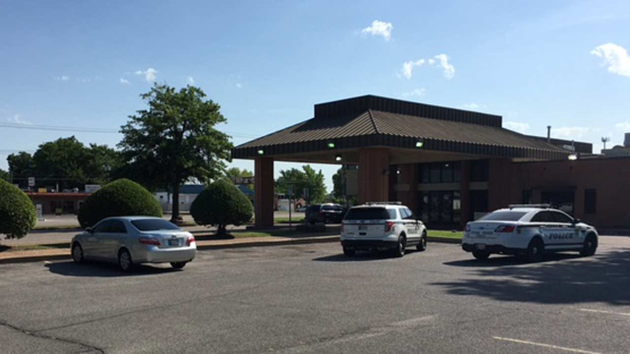 Police: Same Man Suspected In Two Tulsa Bank Robberies