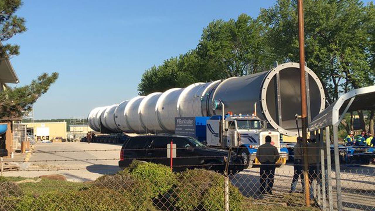 Huge Splitter Tower Begins Move Across West Tulsa