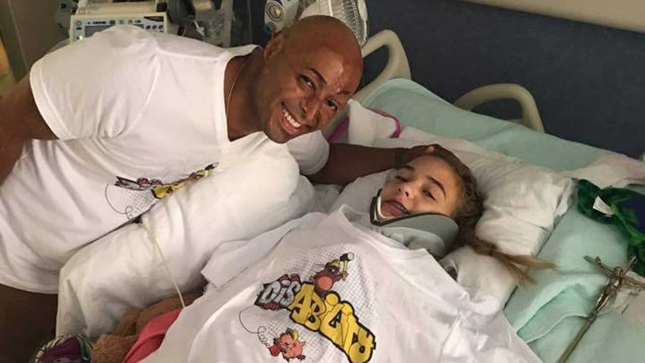 Actor, Motivational Speaker J.R. Martinez Visits Jenks Crash Survivor