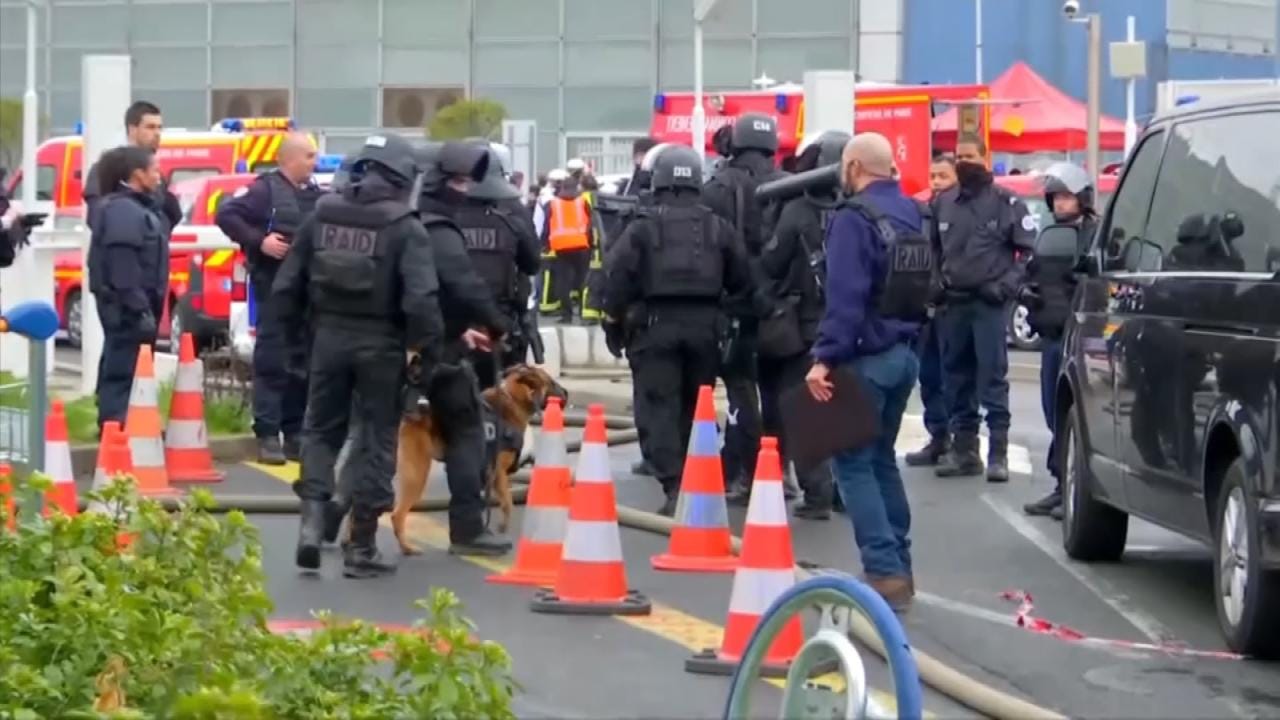 Man Killed After Grabbing Soldier's Gun At Paris Airport
