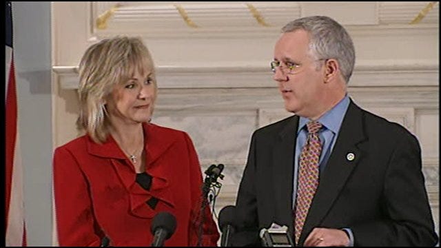 Outgoing Gov. Brad Henry, Gov.-Elect Mary Fallin Hold Joint Press ...