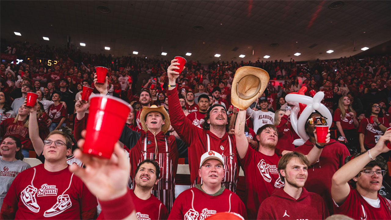 Sooners Honor Toby Keith With Rendition Of 'Red Solo Cup'